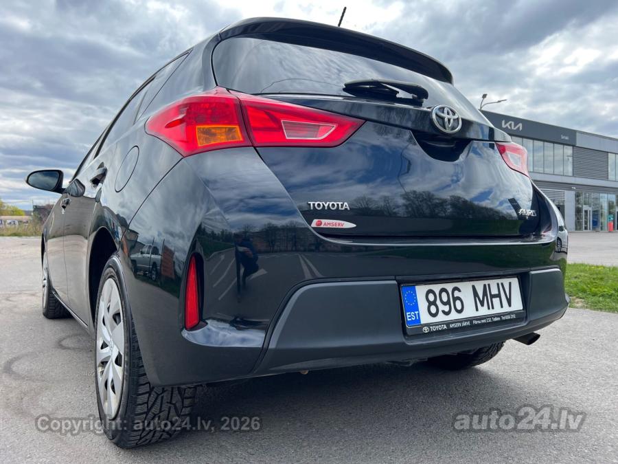 Black Toyota Auris 2013 in Narva, with an engine capacity of 1.60 L and mileage of 214 thousand km for 4999 €, photo 16 on AUTOMOTO.COM.LV
