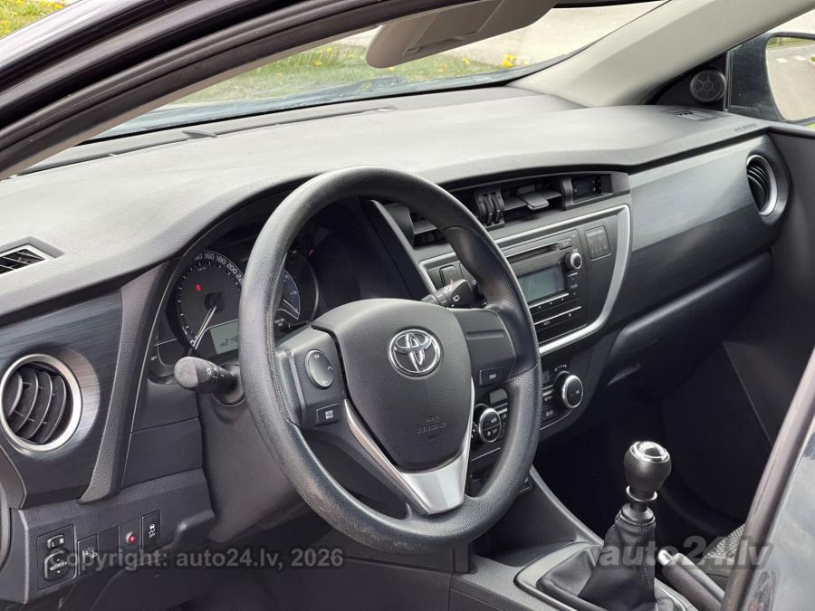 Black Toyota Auris 2013 in Narva, with an engine capacity of 1.60 L and mileage of 214 thousand km for 4999 €, photo 19 on AUTOMOTO.COM.LV