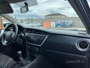 Black Toyota Auris 2013 in Narva, with an engine capacity of 1.60 L and mileage of 214 thousand km for 4999 €, photo 23 on AUTOMOTO.COM.LV