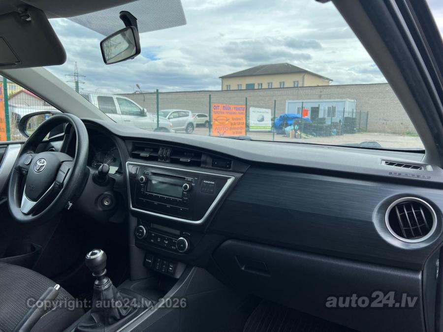 Black Toyota Auris 2013 in Narva, with an engine capacity of 1.60 L and mileage of 214 thousand km for 4999 €, photo 23 on AUTOMOTO.COM.LV