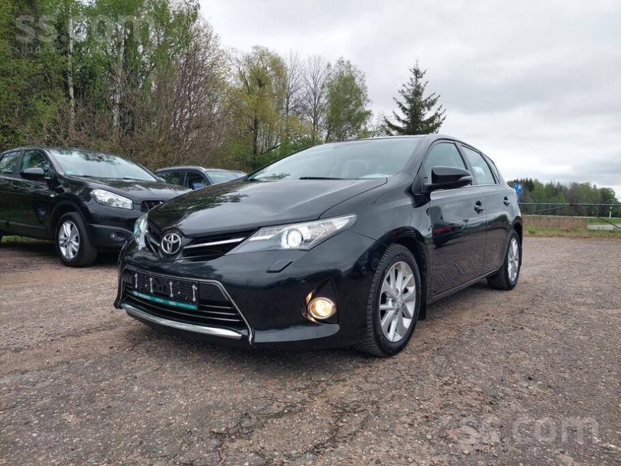 Black Toyota Auris 2013 in Cesis, with an engine capacity of 2.00 L and mileage of 240 thousand km for 6700 €, photo 1 on AUTOMOTO.COM.LV