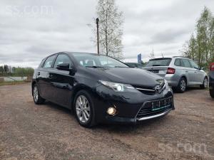 Black Toyota Auris 2013 in Cesis, with an engine capacity of 2.00 L and mileage of 240 thousand km for 6700 €, photo 3 on AUTOMOTO.COM.LV
