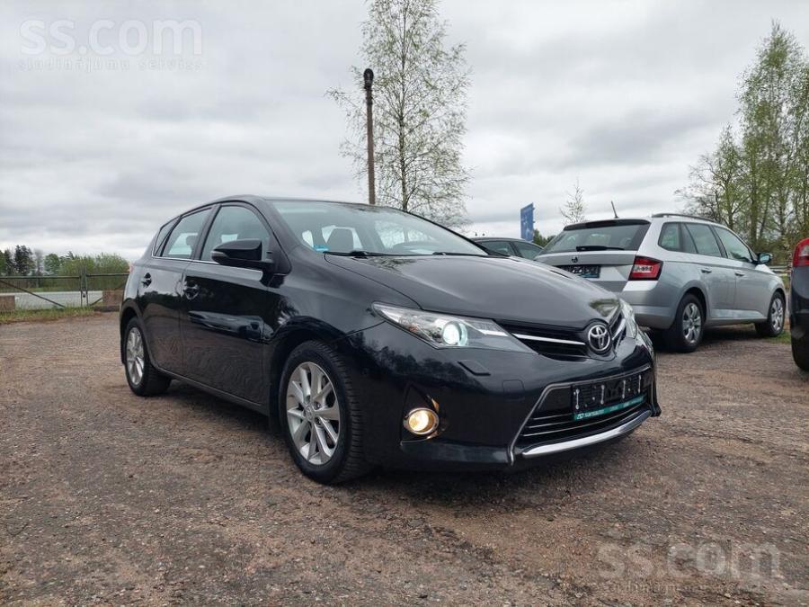 Black Toyota Auris 2013 in Cesis, with an engine capacity of 2.00 L and mileage of 240 thousand km for 6700 €, photo 3 on AUTOMOTO.COM.LV