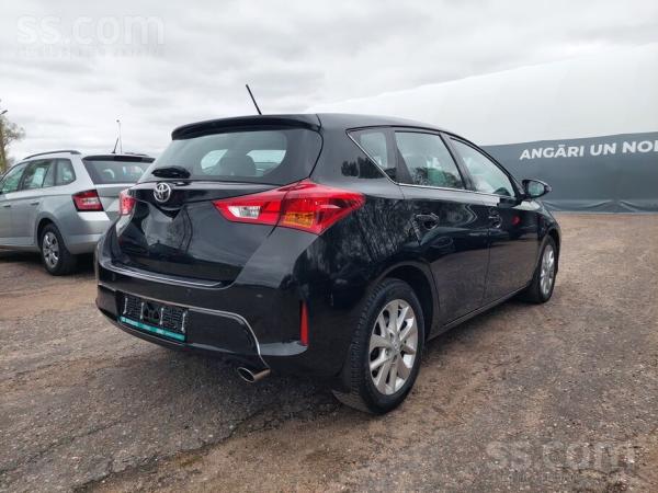 Melns Toyota Auris 2013 Cēsis, ar dzinēja tilpumu 2.00 L un nobraukumu 240 tūkst. km par 6700 €, foto 3 vietnē AUTOMOTO.COM.LV