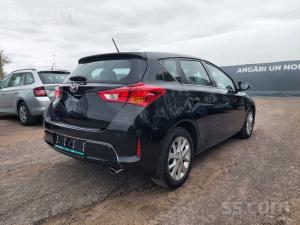 Black Toyota Auris 2013 in Cesis, with an engine capacity of 2.00 L and mileage of 240 thousand km for 6700 €, photo 4 on AUTOMOTO.COM.LV