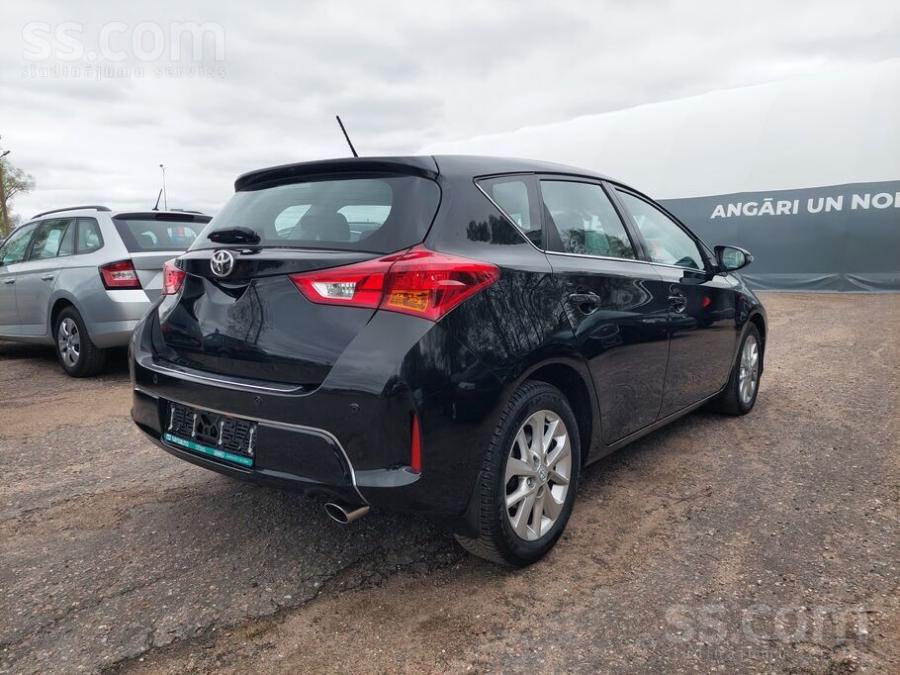 Black Toyota Auris 2013 in Cesis, with an engine capacity of 2.00 L and mileage of 240 thousand km for 6700 €, photo 4 on AUTOMOTO.COM.LV