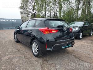 Black Toyota Auris 2013 in Cesis, with an engine capacity of 2.00 L and mileage of 240 thousand km for 6700 €, photo 5 on AUTOMOTO.COM.LV