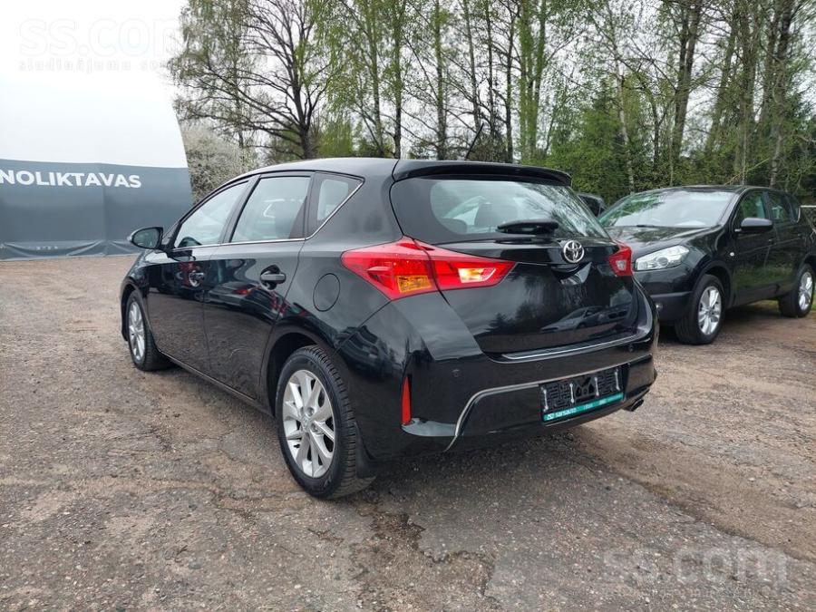 Black Toyota Auris 2013 in Cesis, with an engine capacity of 2.00 L and mileage of 240 thousand km for 6700 €, photo 5 on AUTOMOTO.COM.LV