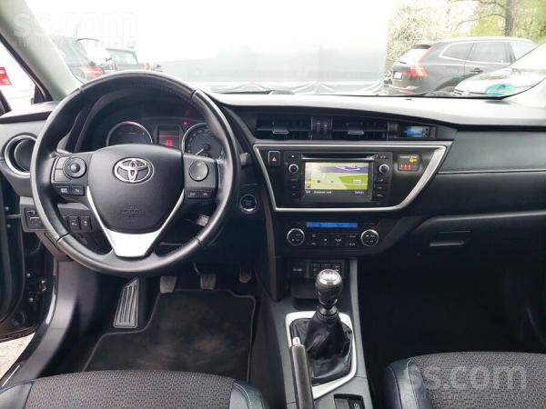 Melns Toyota Auris 2013 Cēsis, ar dzinēja tilpumu 2.00 L un nobraukumu 240 tūkst. km par 6700 €, foto 5 vietnē AUTOMOTO.COM.LV