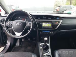 Black Toyota Auris 2013 in Cesis, with an engine capacity of 2.00 L and mileage of 240 thousand km for 6700 €, photo 6 on AUTOMOTO.COM.LV
