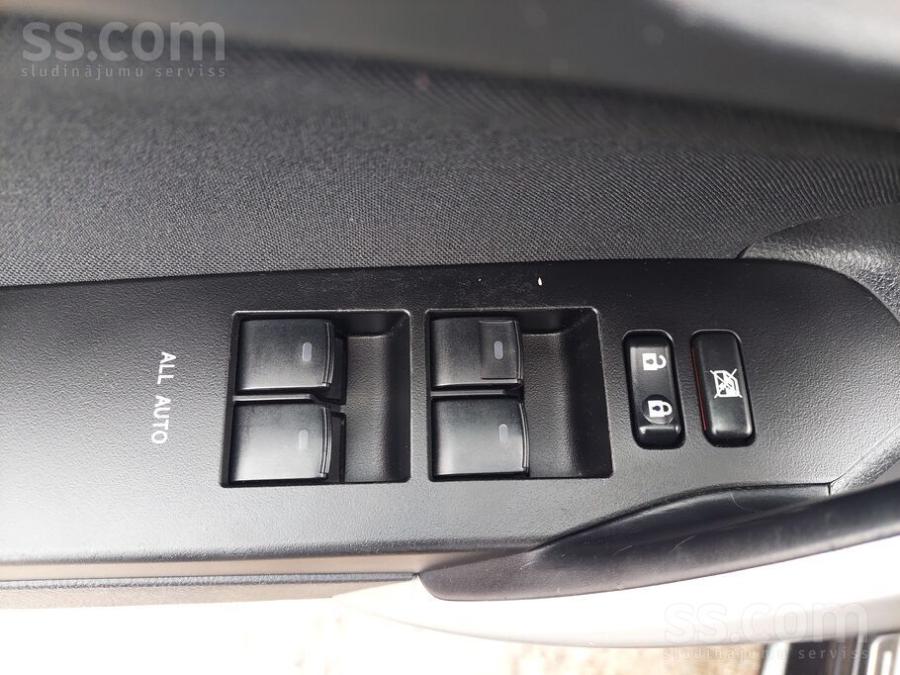 Black Toyota Auris 2013 in Cesis, with an engine capacity of 2.00 L and mileage of 240 thousand km for 6700 €, photo 9 on AUTOMOTO.COM.LV