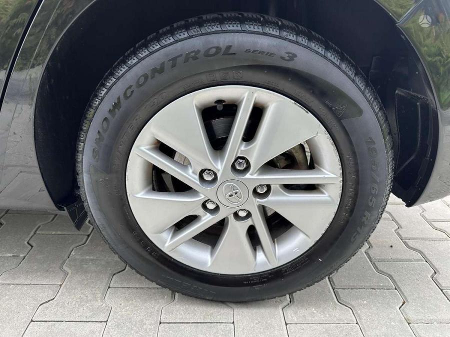 Melns Toyota Auris 2013 Viļņa, ar dzinēja tilpumu 1.80 L un nobraukumu 206 tūkst. km par 9200 €, foto 19 vietnē AUTOMOTO.COM.LV
