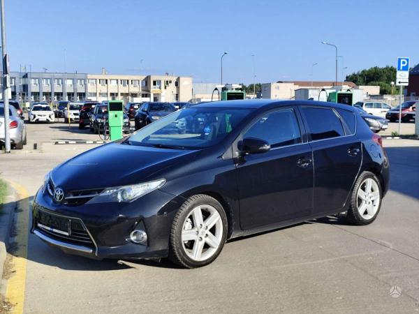 Black Toyota Auris 2013 in Siauliai, with an engine capacity of 2.00 L and mileage of 299 thousand km for 5500 €, photo 3 on AUTOMOTO.COM.LV