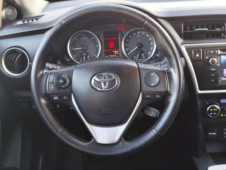 Black Toyota Auris 2013 in Siauliai, with an engine capacity of 2.00 L and mileage of 299 thousand km for 5500 €, photo 12 on AUTOMOTO.COM.LV