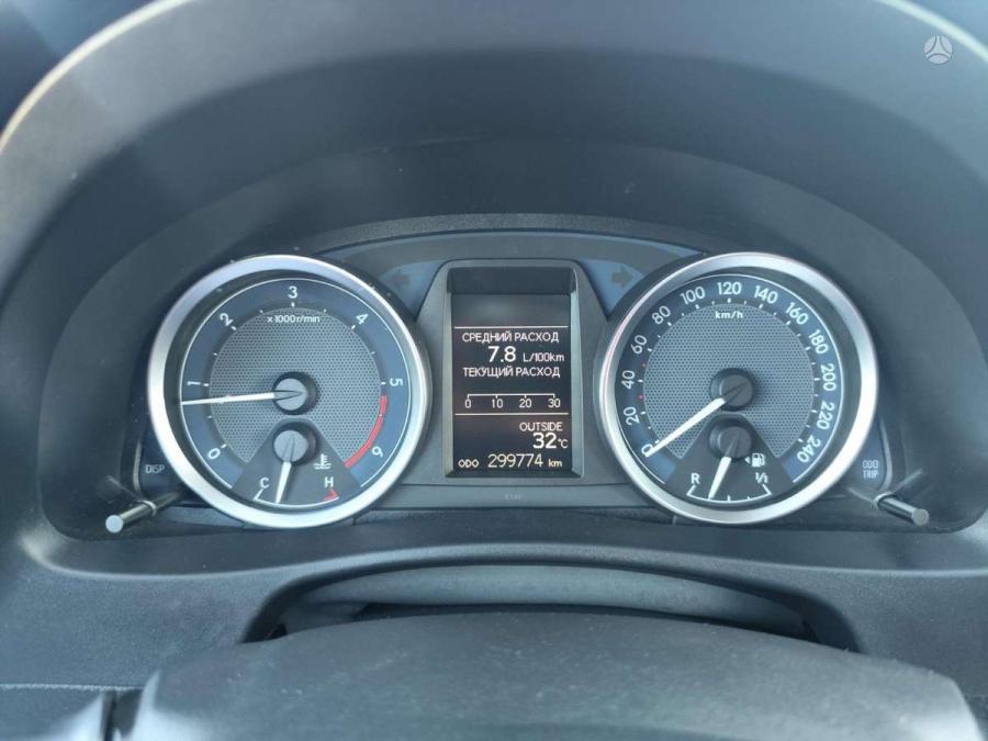 Black Toyota Auris 2013 in Siauliai, with an engine capacity of 2.00 L and mileage of 299 thousand km for 5500 €, photo 13 on AUTOMOTO.COM.LV