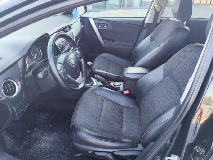 Black Toyota Auris 2013 in Siauliai, with an engine capacity of 2.00 L and mileage of 299 thousand km for 5500 €, photo 14 on AUTOMOTO.COM.LV