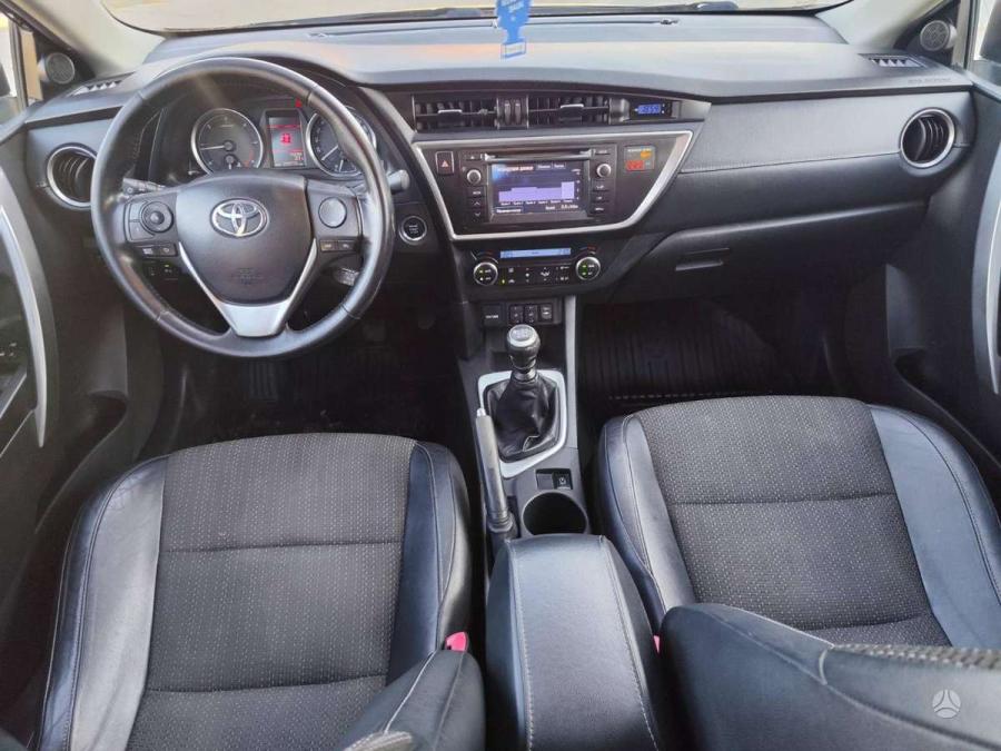 Black Toyota Auris 2013 in Siauliai, with an engine capacity of 2.00 L and mileage of 299 thousand km for 5500 €, photo 20 on AUTOMOTO.COM.LV