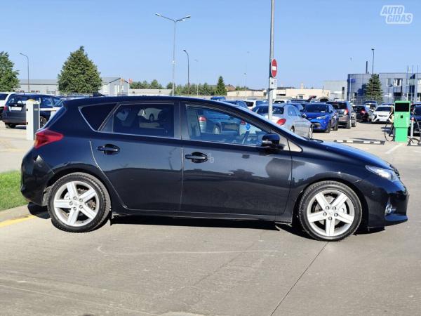 Black Toyota Auris 2013 in Siauliai, with an engine capacity of 2.00 L and mileage of 299 thousand km for 5500 €, photo 8 on AUTOMOTO.COM.LV