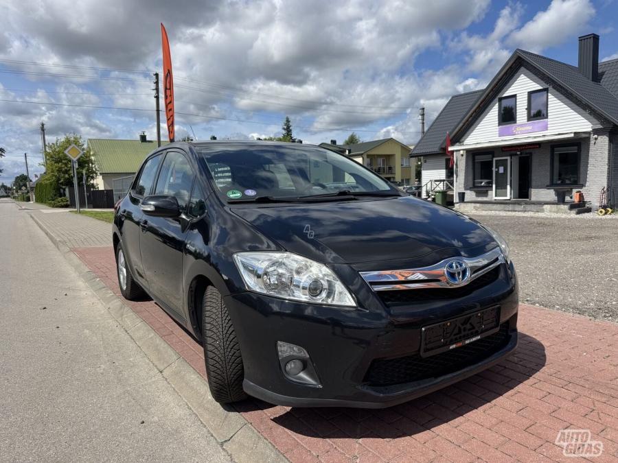 Black Toyota Auris 2013 in Kaunas, with an engine capacity of 1.80 L and mileage of 230 thousand km for 4499 €, photo 3 on AUTOMOTO.COM.LV