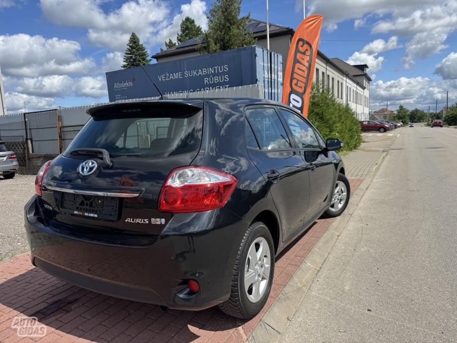 Black Toyota Auris 2013 in Kaunas, with an engine capacity of 1.80 L and mileage of 230 thousand km for 4499 €, photo 4 on AUTOMOTO.COM.LV