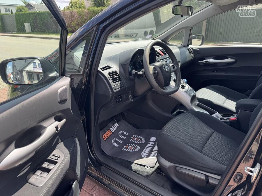 Black Toyota Auris 2013 in Kaunas, with an engine capacity of 1.80 L and mileage of 230 thousand km for 4499 €, photo 9 on AUTOMOTO.COM.LV