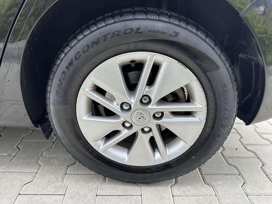 Melns Toyota Auris 2013 Viļņa, ar dzinēja tilpumu 1.80 L un nobraukumu 206 tūkst. km par 9200 €, foto 19 vietnē AUTOMOTO.COM.LV