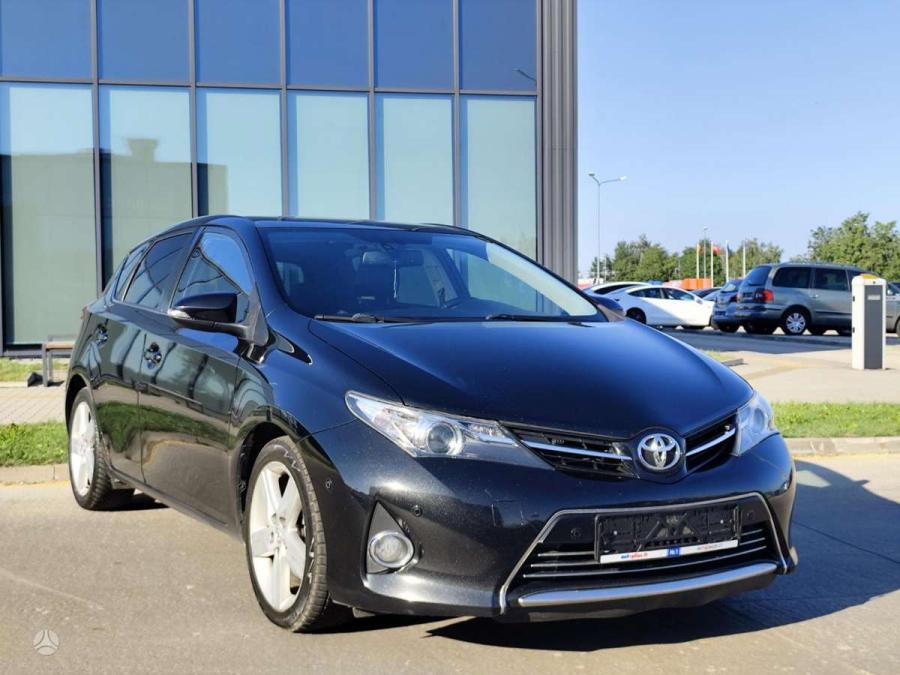 Black Toyota Auris 2013 in Siauliai, with an engine capacity of 2.00 L and mileage of 299 thousand km for 4950 €, photo 1 on AUTOMOTO.COM.LV