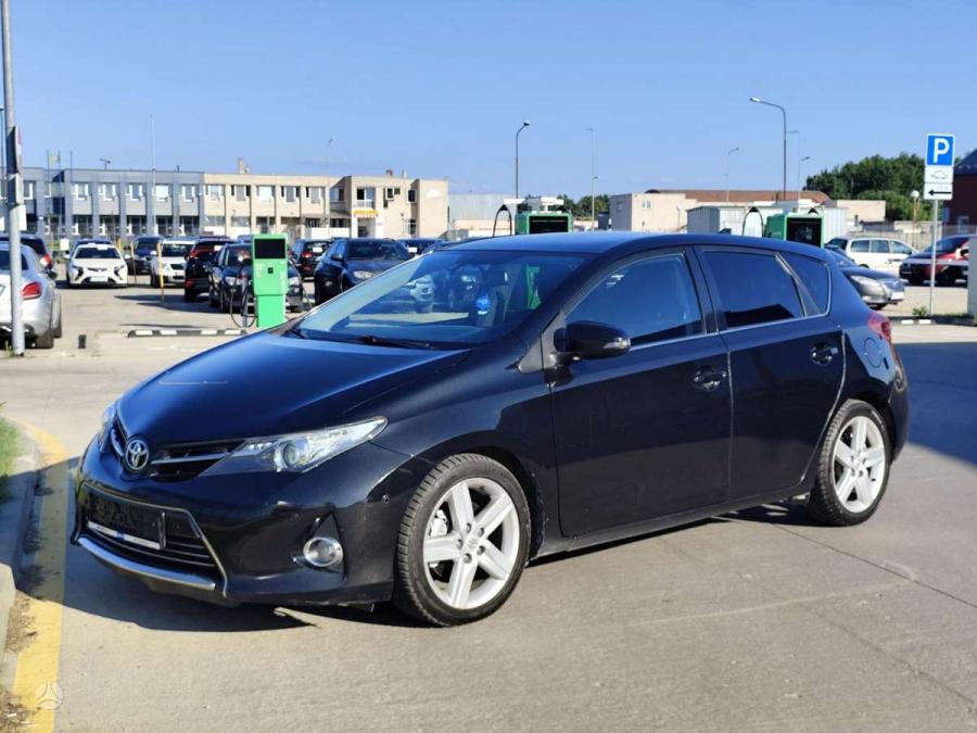 Black Toyota Auris 2013 in Siauliai, with an engine capacity of 2.00 L and mileage of 299 thousand km for 4950 €, photo 4 on AUTOMOTO.COM.LV