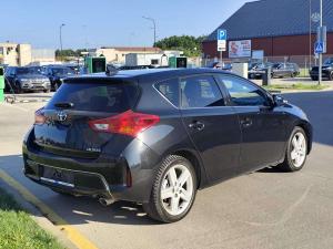 Black Toyota Auris 2013 in Siauliai, with an engine capacity of 2.00 L and mileage of 299 thousand km for 4950 €, photo 5 on AUTOMOTO.COM.LV