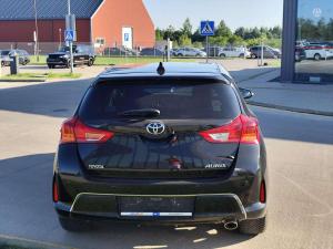 Black Toyota Auris 2013 in Siauliai, with an engine capacity of 2.00 L and mileage of 299 thousand km for 4950 €, photo 7 on AUTOMOTO.COM.LV