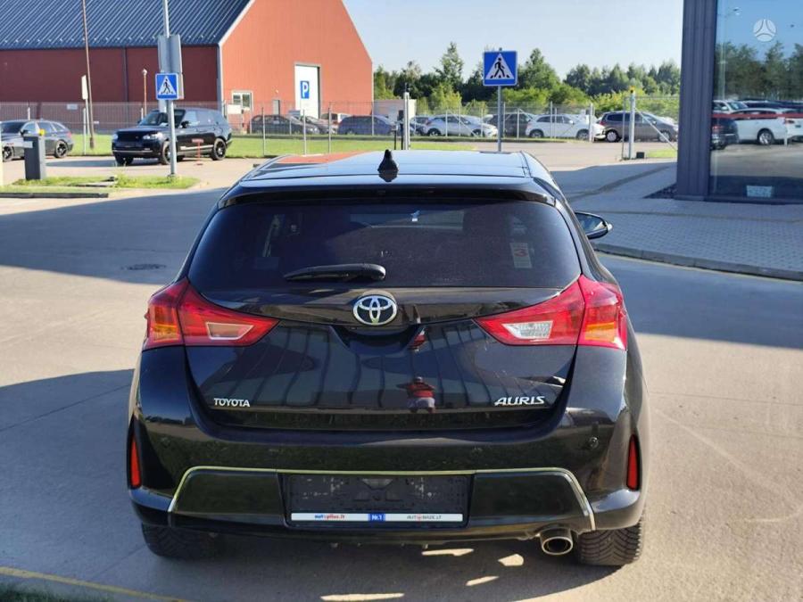 Black Toyota Auris 2013 in Siauliai, with an engine capacity of 2.00 L and mileage of 299 thousand km for 4950 €, photo 7 on AUTOMOTO.COM.LV