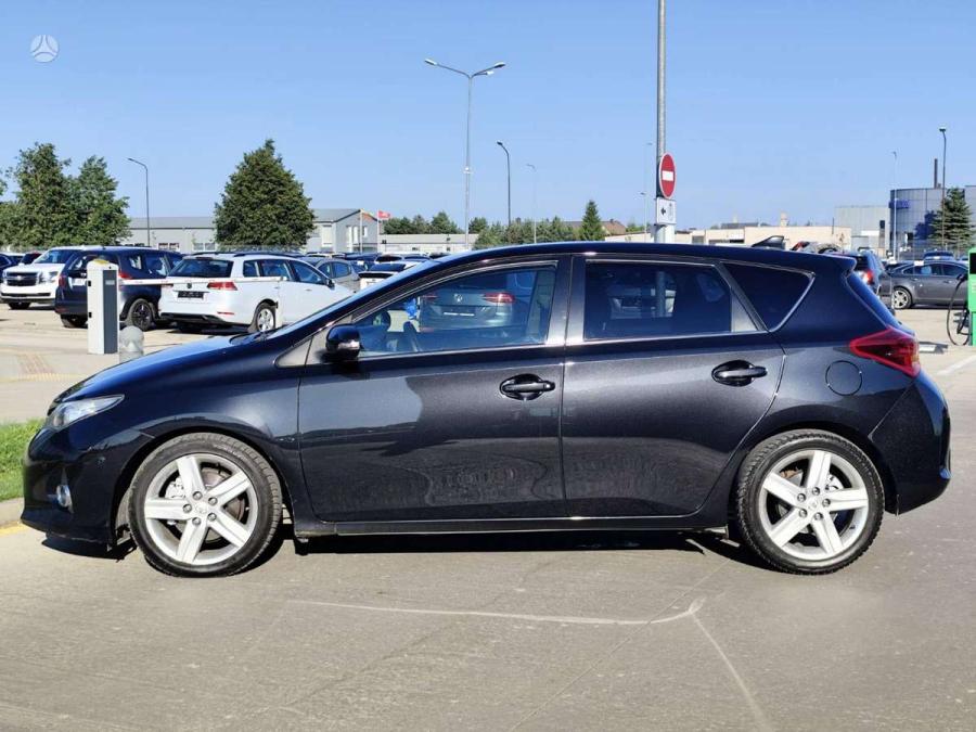 Black Toyota Auris 2013 in Siauliai, with an engine capacity of 2.00 L and mileage of 299 thousand km for 4950 €, photo 10 on AUTOMOTO.COM.LV