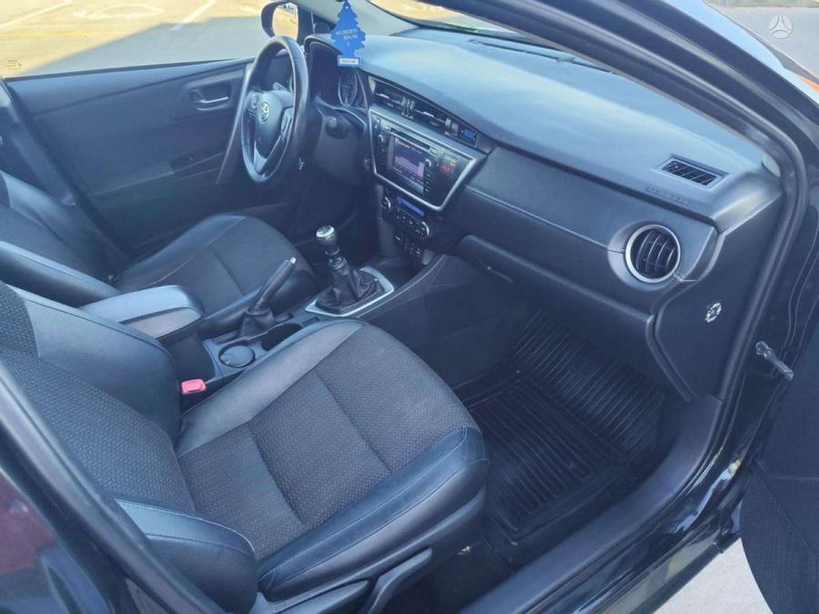 Black Toyota Auris 2013 in Siauliai, with an engine capacity of 2.00 L and mileage of 299 thousand km for 4950 €, photo 20 on AUTOMOTO.COM.LV
