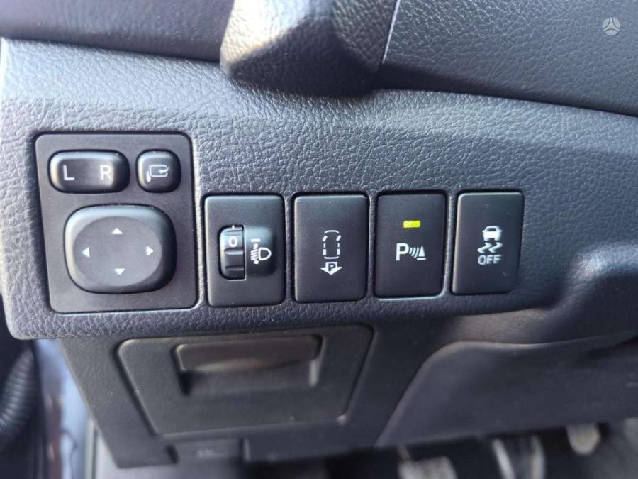 Black Toyota Auris 2013 in Siauliai, with an engine capacity of 2.00 L and mileage of 299 thousand km for 4950 €, photo 22 on AUTOMOTO.COM.LV