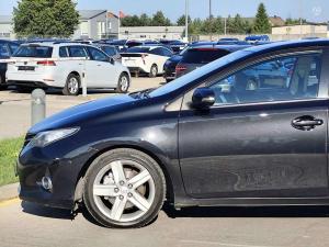 Black Toyota Auris 2013 in Siauliai, with an engine capacity of 2.00 L and mileage of 299 thousand km for 4950 €, photo 28 on AUTOMOTO.COM.LV