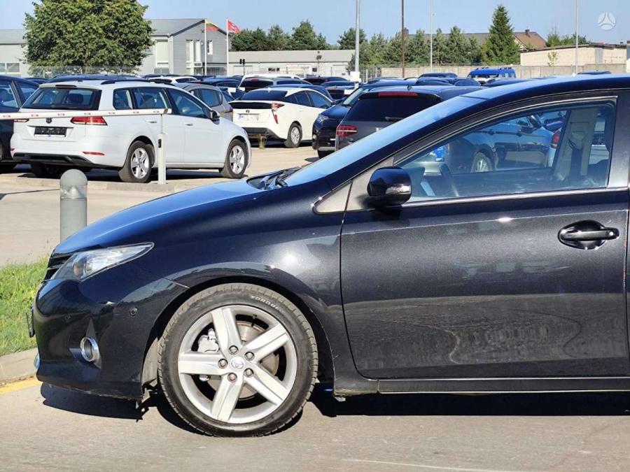 Black Toyota Auris 2013 in Siauliai, with an engine capacity of 2.00 L and mileage of 299 thousand km for 4950 €, photo 28 on AUTOMOTO.COM.LV