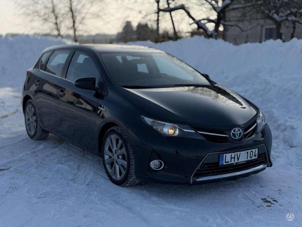 Black Toyota Auris 2014 in Vilnius, with an engine capacity of 1.80 L and mileage of 221 thousand km for 6600 €, photo 3 on AUTOMOTO.COM.LV