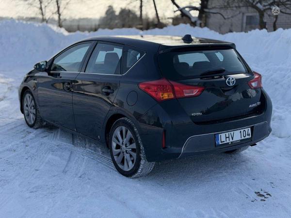 Black Toyota Auris 2014 in Vilnius, with an engine capacity of 1.80 L and mileage of 221 thousand km for 6600 €, photo 4 on AUTOMOTO.COM.LV