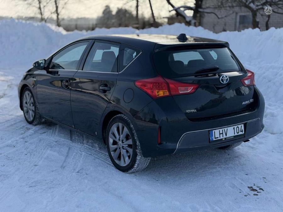 Melns Toyota Auris 2014 Viļņa, ar dzinēja tilpumu 1.80 L un nobraukumu 221 tūkst. km par 6600 €, foto 4 vietnē AUTOMOTO.COM.LV
