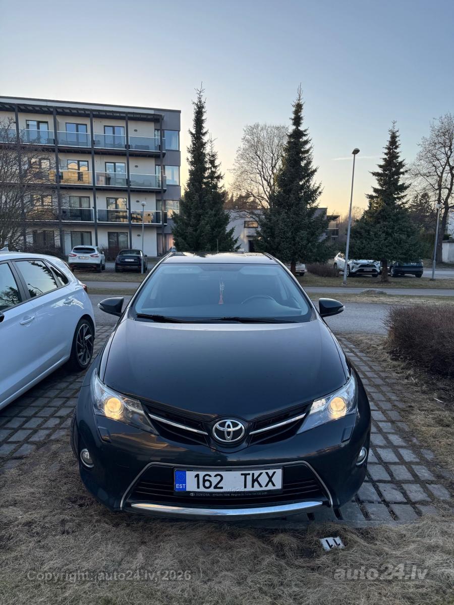 Black Toyota Auris 2014 in Tallinn, with an engine capacity of 1.60 L and mileage of 100 thousand km for 7500 €, photo 1 on AUTOMOTO.COM.LV