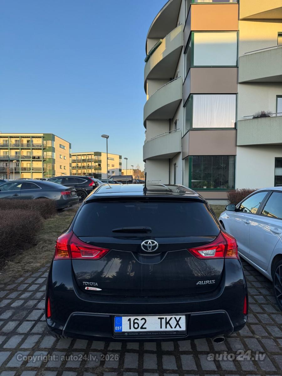 Black Toyota Auris 2014 in Tallinn, with an engine capacity of 1.60 L and mileage of 100 thousand km for 7500 €, photo 3 on AUTOMOTO.COM.LV