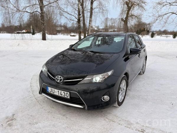 Black Toyota Auris 2014 in Tukums, with an engine capacity of 1.60 L and mileage of 245 thousand km for 7000 €, photo 1 on AUTOMOTO.COM.LV