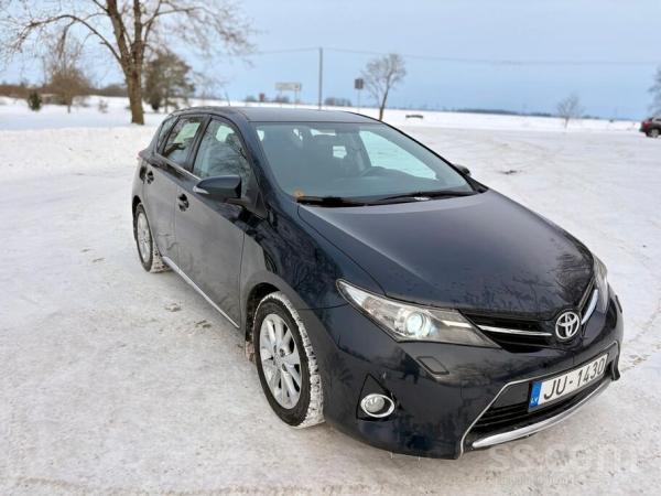 Black Toyota Auris 2014 in Tukums, with an engine capacity of 1.60 L and mileage of 245 thousand km for 7000 €, photo 2 on AUTOMOTO.COM.LV