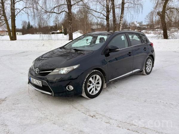 Black Toyota Auris 2014 in Tukums, with an engine capacity of 1.60 L and mileage of 245 thousand km for 7000 €, photo 3 on AUTOMOTO.COM.LV