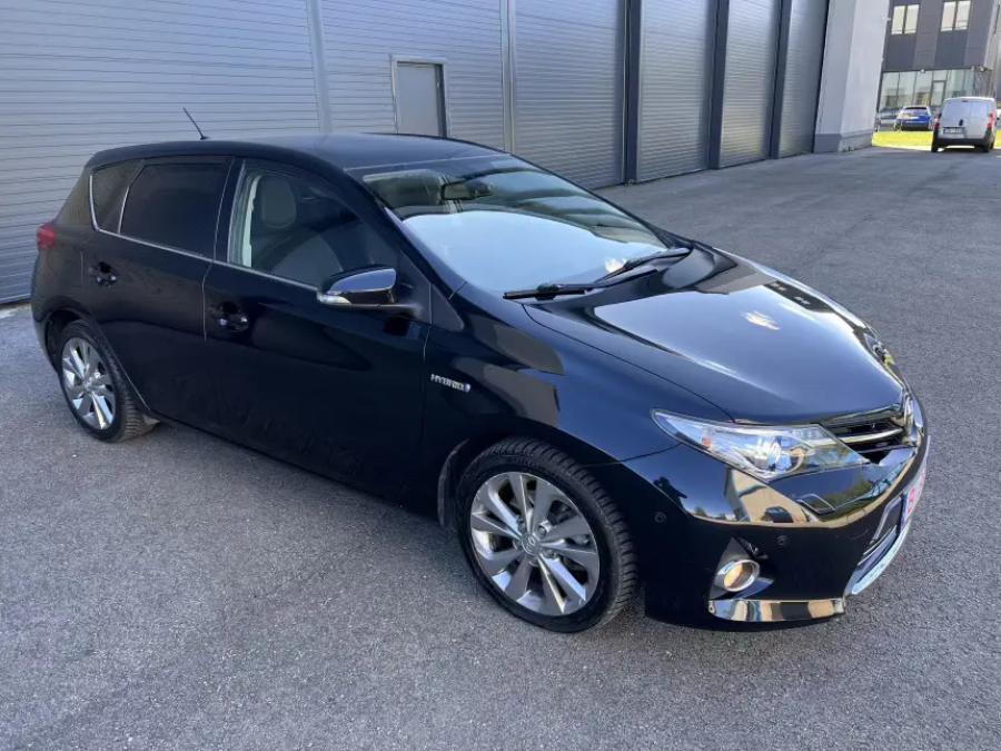 Black Toyota Auris 2014 in Riga, with an engine capacity of 1.80 L and mileage of 134 thousand km for 10850 €, photo 4 on AUTOMOTO.COM.LV