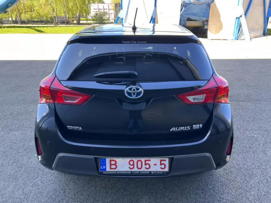 Black Toyota Auris 2014 in Riga, with an engine capacity of 1.80 L and mileage of 134 thousand km for 10850 €, photo 6 on AUTOMOTO.COM.LV