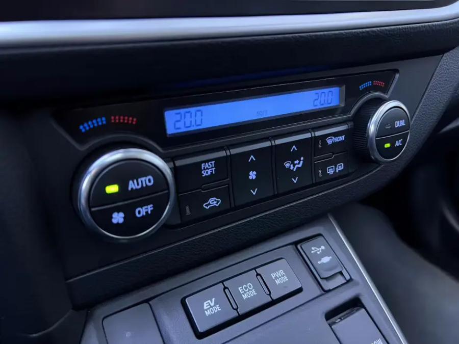 Black Toyota Auris 2014 in Riga, with an engine capacity of 1.80 L and mileage of 134 thousand km for 10850 €, photo 18 on AUTOMOTO.COM.LV