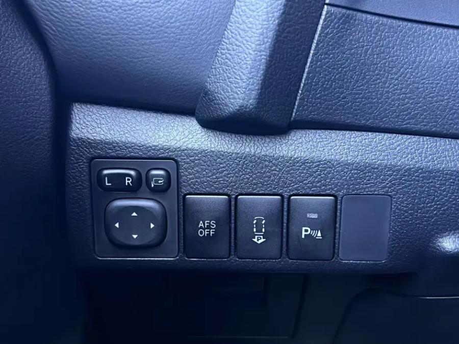 Black Toyota Auris 2014 in Riga, with an engine capacity of 1.80 L and mileage of 134 thousand km for 10850 €, photo 26 on AUTOMOTO.COM.LV