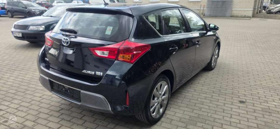 Black Toyota Auris 2014 in Marijampole, with an engine capacity of 1.80 L and mileage of 130 thousand km for 8200 €, photo 4 on AUTOMOTO.COM.LV