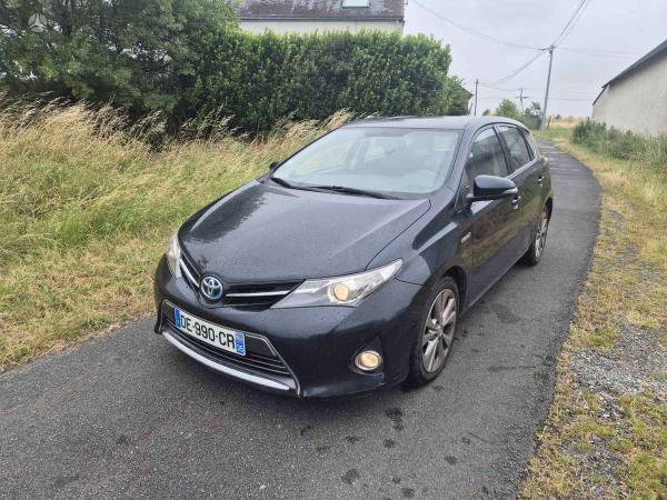 Black Toyota Auris 2014 in Taurage, with an engine capacity of 1.80 L and mileage of 300 thousand km for 4800 €, photo 1 on AUTOMOTO.COM.LV